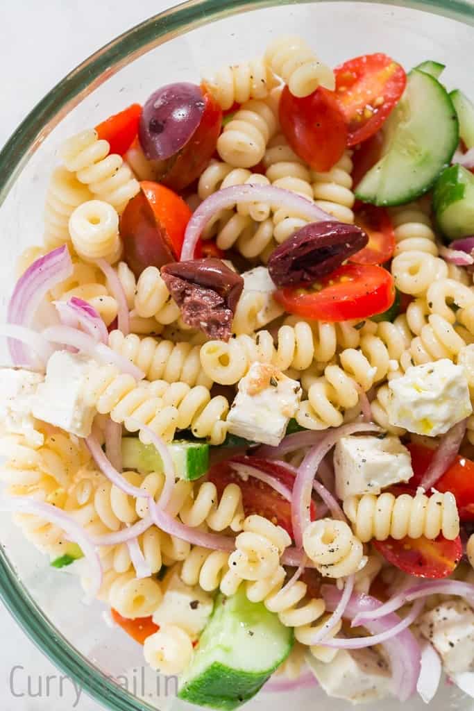 Easy Greek Pasta Salad With Red Wine Vinegar Dressing - CurryTrail